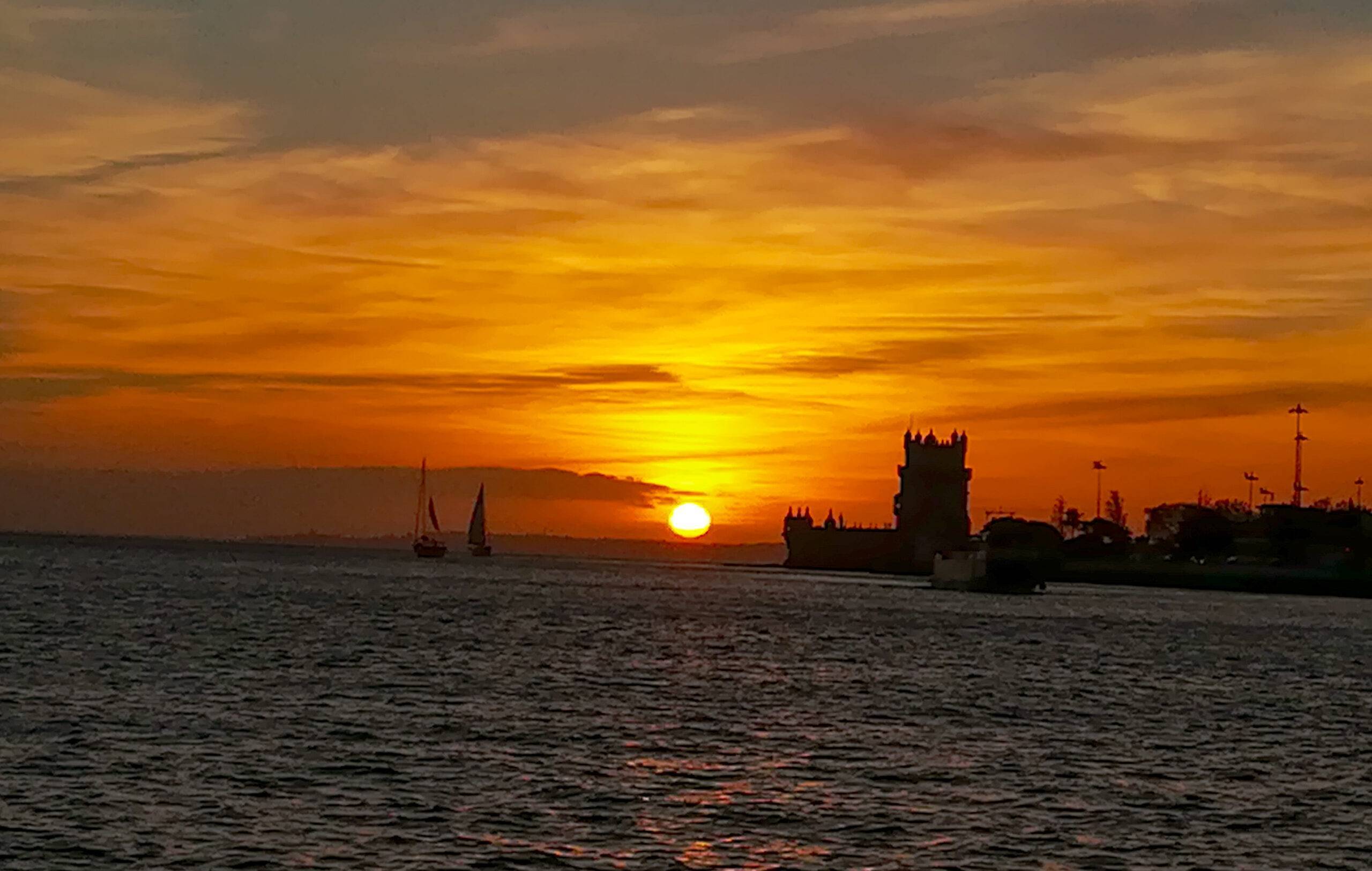Lisbon Sunset Boat Tour- 2h With A Drink